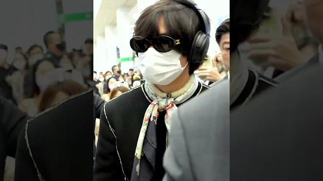 BTS 뷔, 태형이 입국길 하트+엄지척 댄스 BTS_V Airport Arrival [공항, 비하인드] | ZUM TV