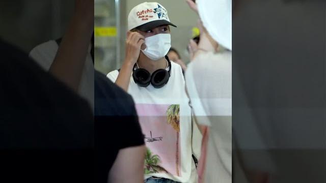 BTS 뷔(Taehyung), 들고온 캐리커처 아미에게 선물 '선물에 하트에 미소까지' BTS V Taehyung Airport Arrival [공항,비하인드] | ZUM TV