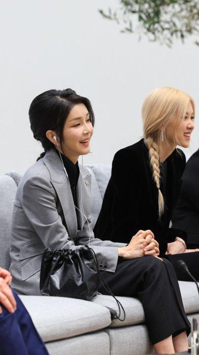 김건희 여사 옆 블핑 로제, APEC 정상 부인들 앞에 선 이유 | ZUM TV