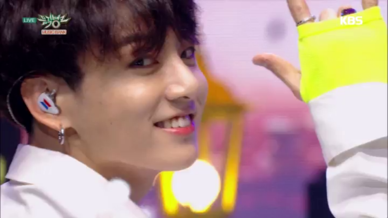 작은 것들을 위한 시 (Boy With Luv) - 방탄소년단(BTS) | ZUM TV