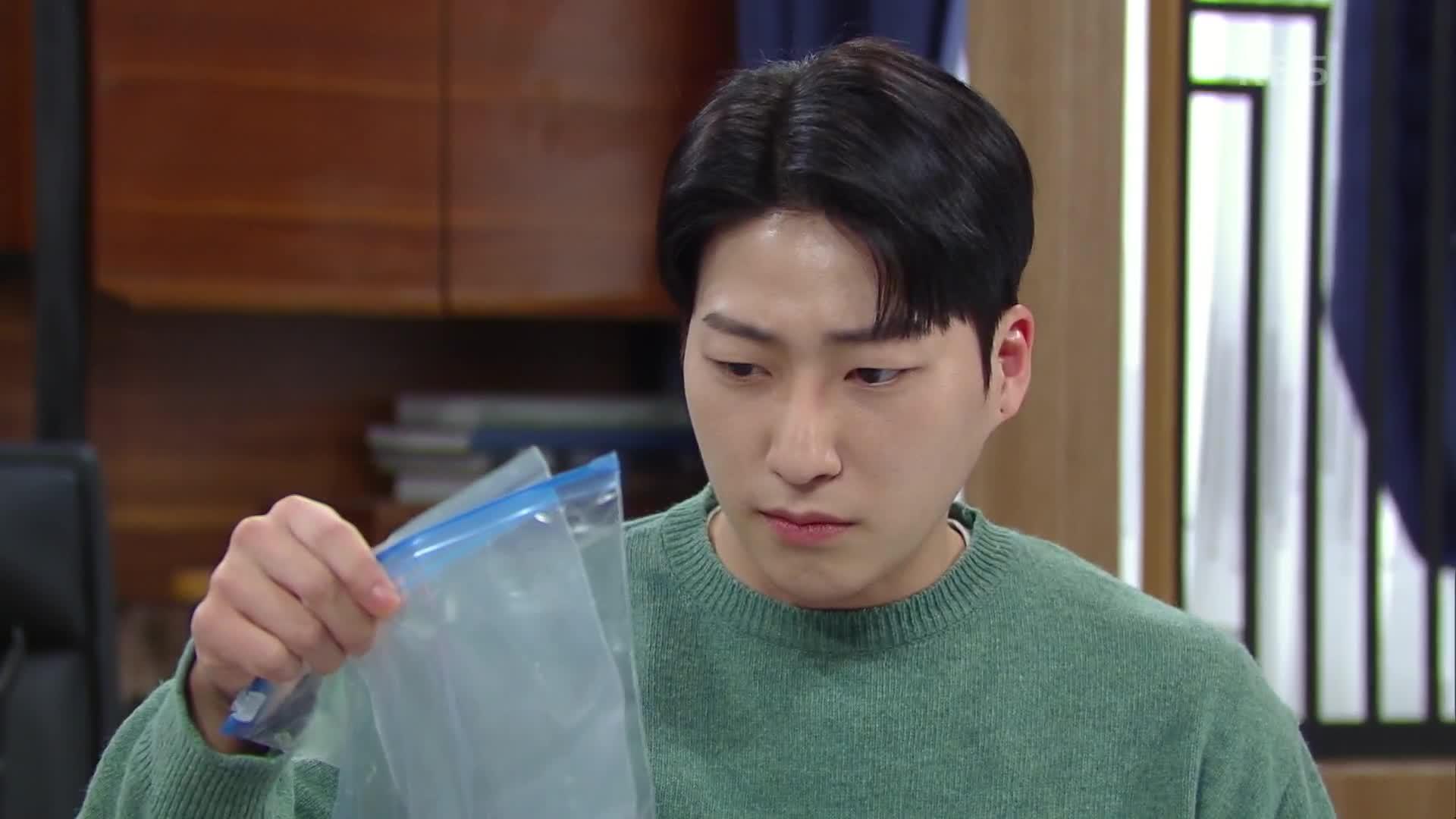 김승욱의 머리카락과 칫솔을 챙겨 친자 검사를 의뢰하는 정수환 | KBS 230124 방송 | ZUM TV