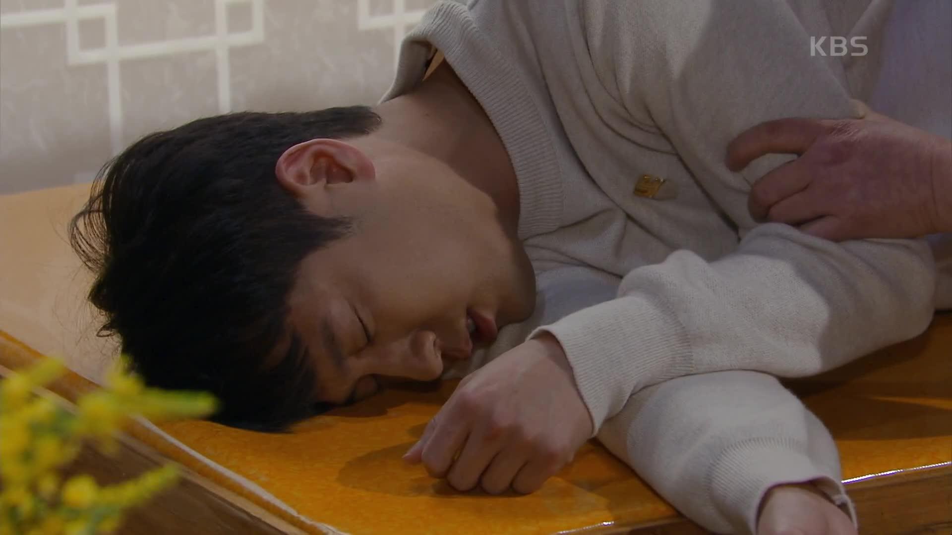 ＂왜 같이 들어와?＂무사히 집으로 들어온 서준영은 정신이 없고 송채환은 반민정에게 물어본다 | KBS 230505 방송 | ZUM TV