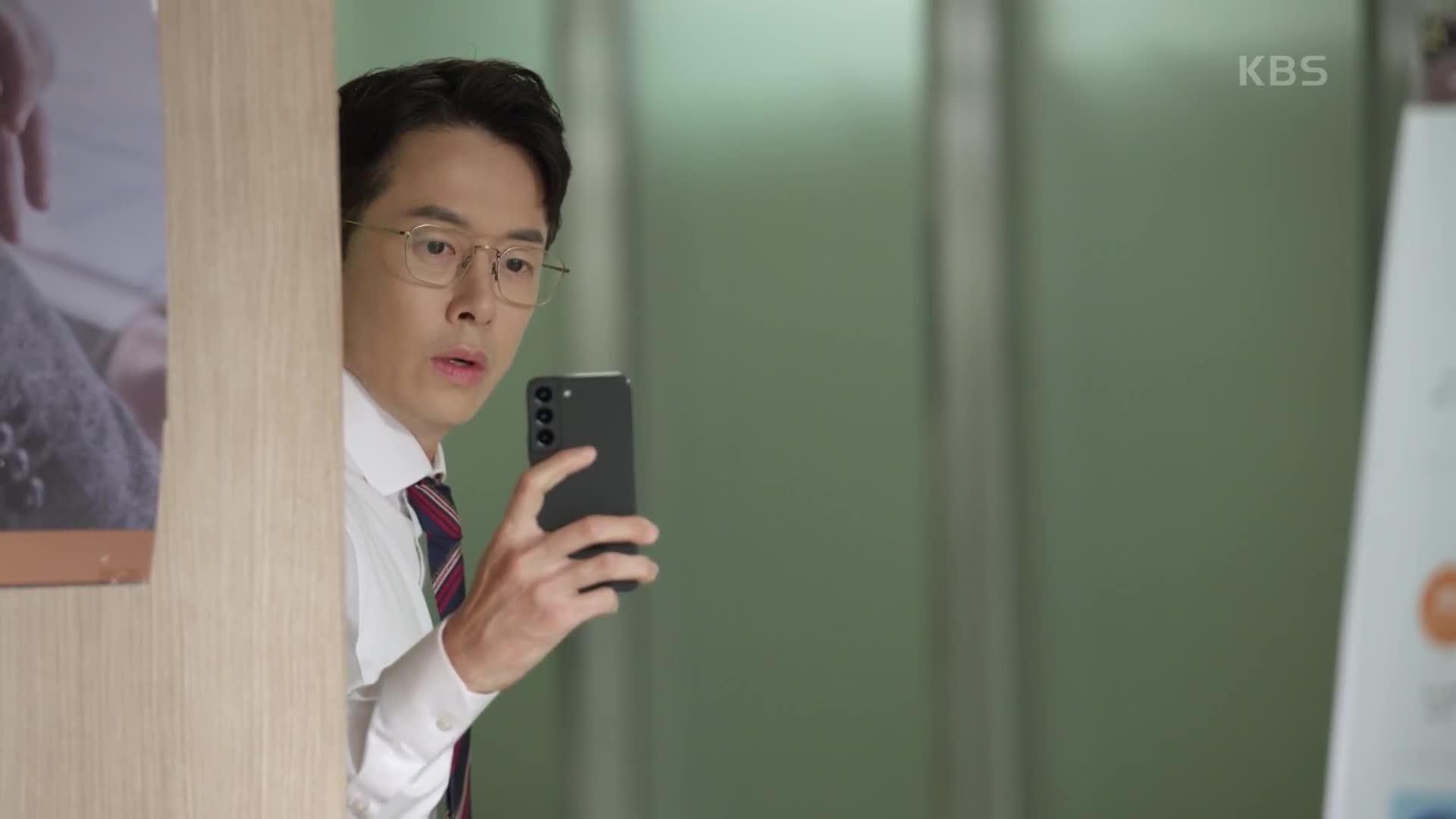 회사에서 오수정과 심각하게 대화하는 김시후를 몰래 찍는 최필립 | KBS 230705 방송 | ZUM TV