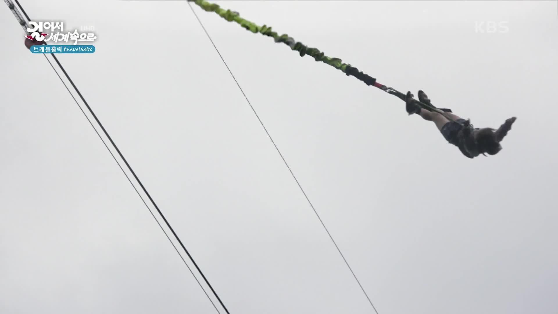 문을 활짝 연 채 출발한 케이블카 ＂누가 먼저 뛰실래요?＂ | KBS 240919 방송 | ZUM TV