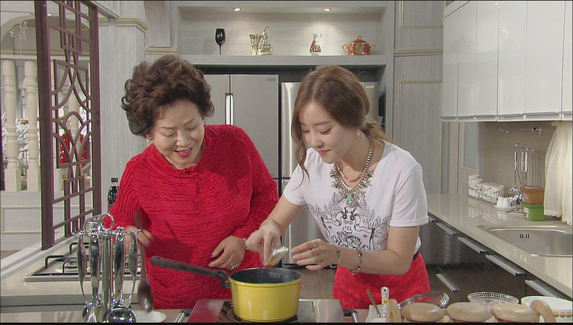 고우리, 윤박 위해 죽 만들다 몰래 MSG 투척! | ZUM TV