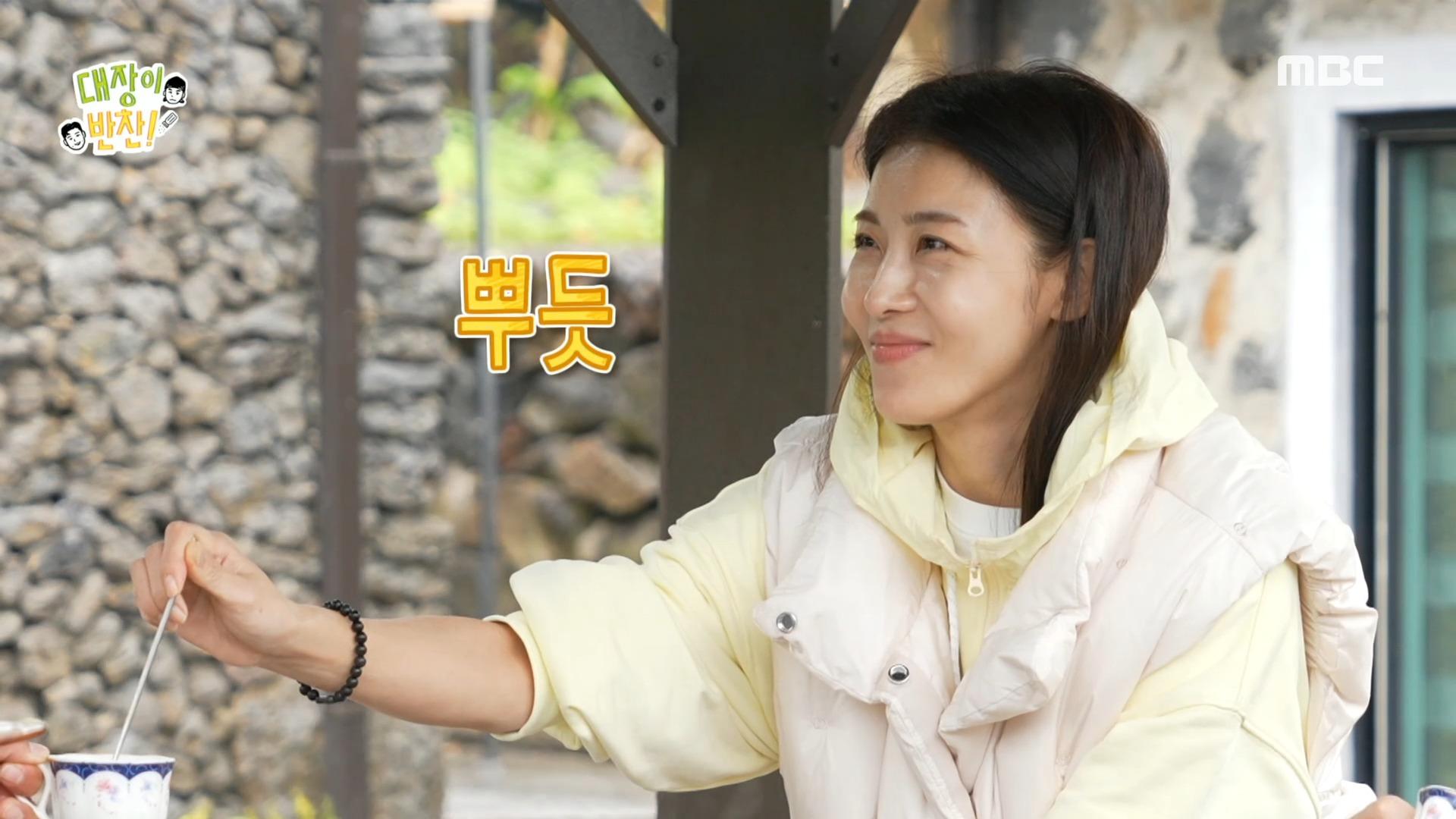 아침을 상큼하게 만들어주는 하지원의 레몬 커피🍋 ＂향이 너무 좋은데?＂, MBC 241201 방송 | ZUM TV