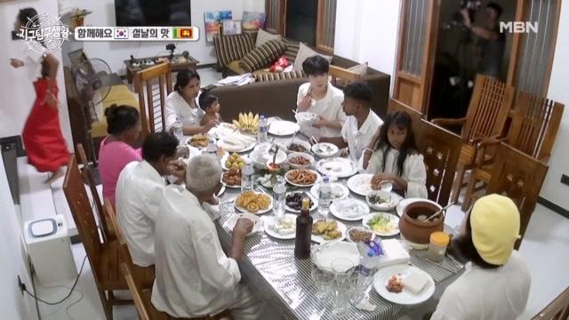 ＂어서 와~ 4월의 설날은 처음이지?＂ 온 가족이 둘러앉아 설날 먹방 ing…♥ MBN 230516 방송 | ZUM TV