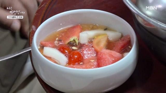 수많은 과일이 들어간 달콤한 꿀 화채 ♡ MBN 231011 방송 | ZUM TV