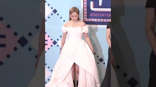 WSG 워너비 정지소(Jung Ziso), 신인상 후보란 말에 '찐놀람' #jungziso #정지소 #wsg워너비 #mbc연예대상 #현승민 | ZUM TV