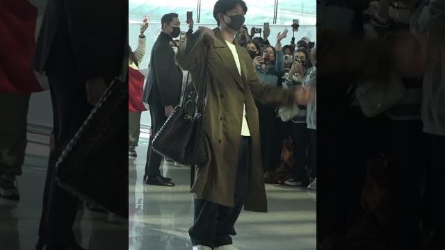 방탄소년단 RM(BTS RM) '아미들을 향한 밝은 손인사' #방탄소년단 #BTS #RM #아미 #army | ZUM TV