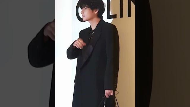 방탄소년단 뷔 '장난기 가득한 끝맺음' #BTS #V #뷔 #쇼츠 #방탄소년단 #shorts | ZUM TV