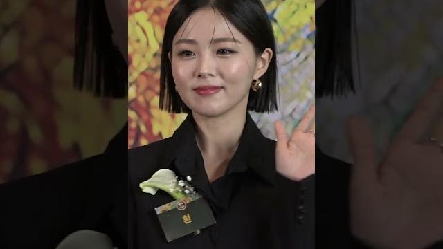 HYNN 박혜원 '꽃다발과 상패들고 밝은 미소' #HYNN #박혜원 #브랜드고객충성도대상 | ZUM TV