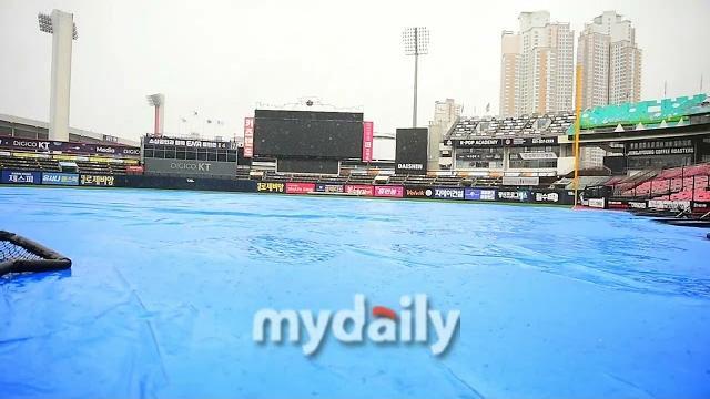 방수포 안에 냉풍기 호스까지 연결 시키는 준비까지 했는데…또 미뤄진 LG-KT '1-2위 맞대결' | ZUM TV