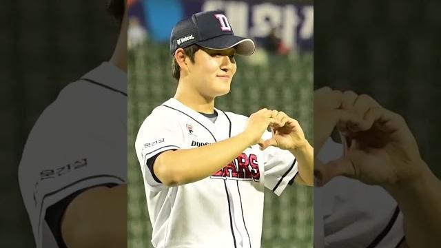 돌직구 '제2의 오승환', 아기곰 루키...프로 첫 기록 후 팬들에게 보인 행동은? #김택연 #두산베어스 #kbo #프로야구 | ZUM TV