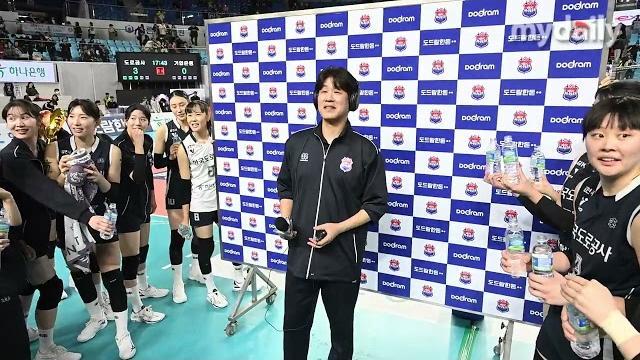 '걸음아 날 살려라~' 도로공사 김종민 감독이 줄행랑을 친 까닭은? #한국도로공사배구단 #ibk기업은행배구단 #김종민감독 #v리그 #배구 #kovo | ZUM TV