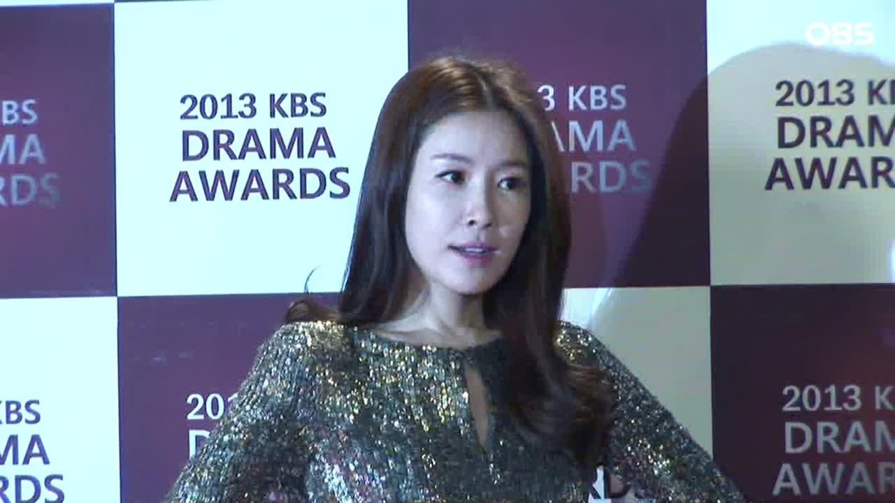 이태란, 과감한 옆트임 드레스로 각선미 자랑 ′자체발광′ [2013 KBS 연기대상] | ZUM TV