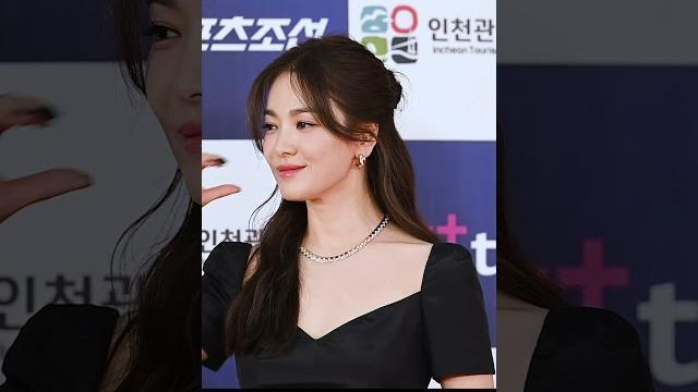 송혜교( Song Hyekyo),'오늘도 레전드 갱신 미모' 청룡시리즈어워즈 레드카펫 [O! STAR 숏폼] | ZUM TV