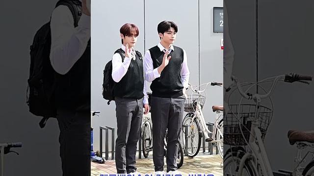 ‘보기만 해도 힐링’ 교복입은 제로베이스원 김지웅x박건욱 (Zerobaseone Kim Ji-woong & Park Gun ...