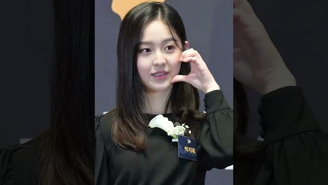 박지후, 옆구리 뚫린 미니드레스 (Park Jihoo) [O! STAR] | ZUM TV