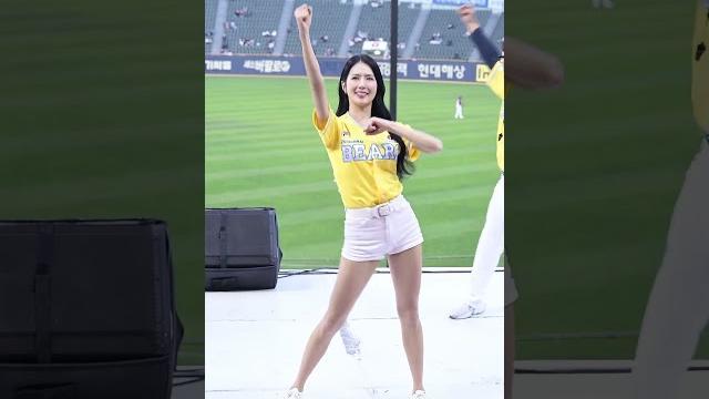 “최강두산” 외치는 박기량, 두산 응원 단상에서 ‘라인업송’ 치어리딩 [O! SPORTS 숏폼] | ZUM TV