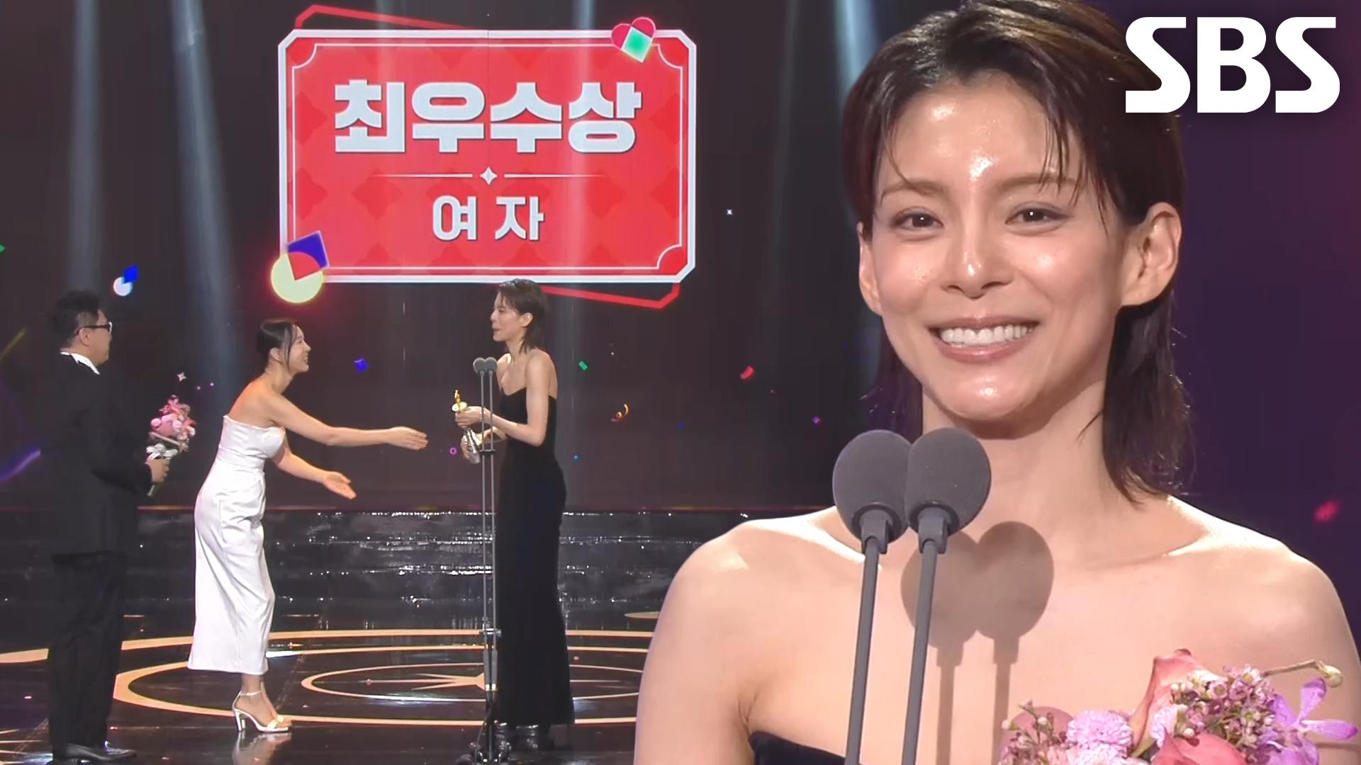 ‘골 때리는 그녀들’ 정혜인, 여자부문 최우수상 수상! | ZUM TV